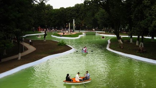 Peste Noapte: Poze cu Lacul din Parcul Municipal din Roman